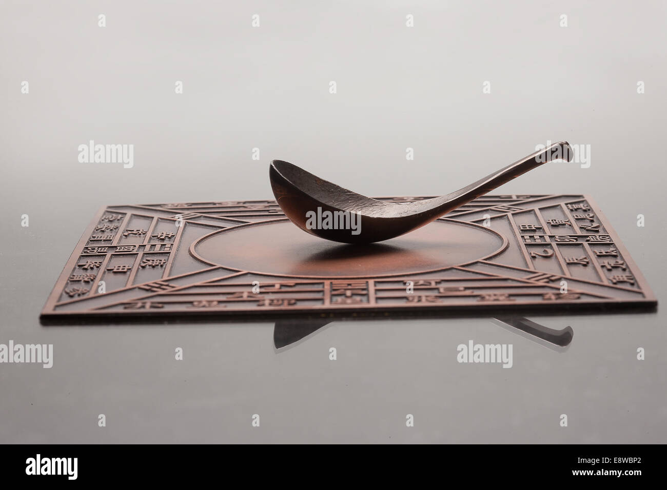 Ancient china compass rose hi-res stock photography and images - Alamy
