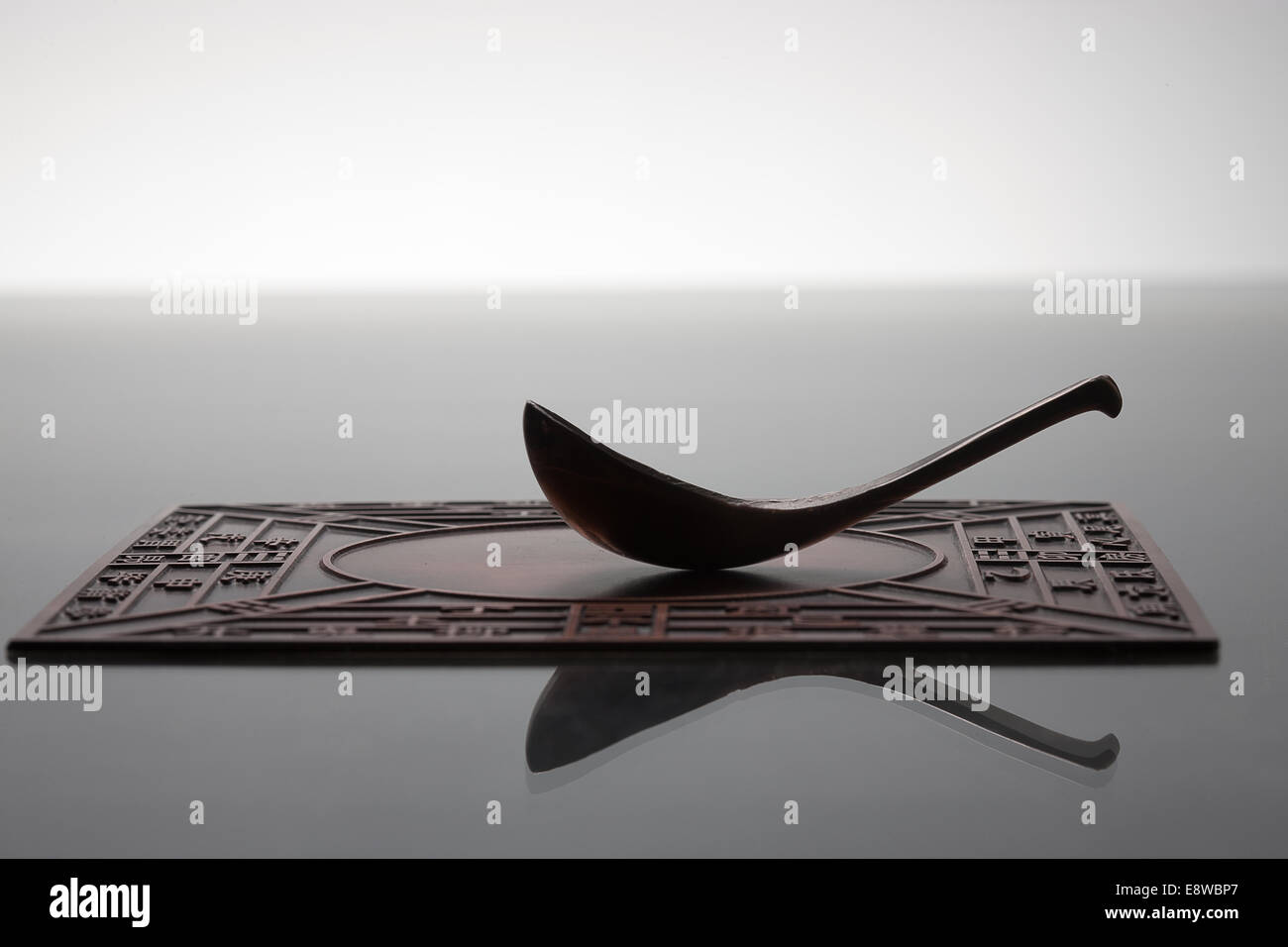 Ancient china compass rose hi-res stock photography and images - Alamy