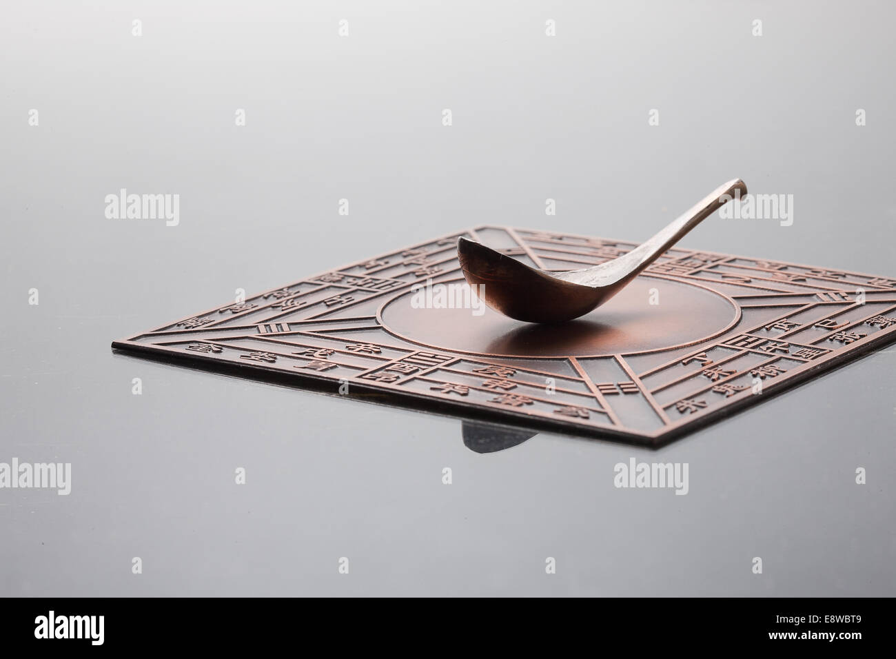 Ancient china compass rose hi-res stock photography and images - Alamy
