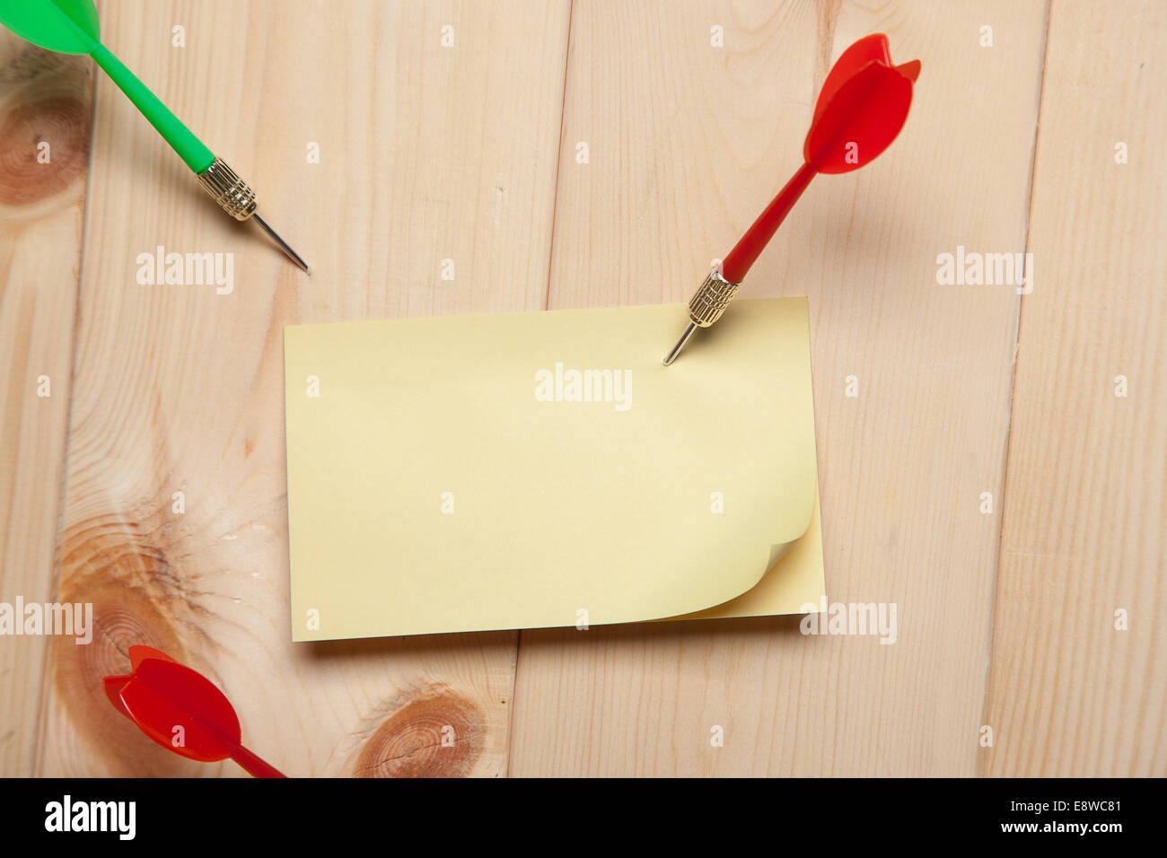 Darts and paper notes Stock Photo - Alamy