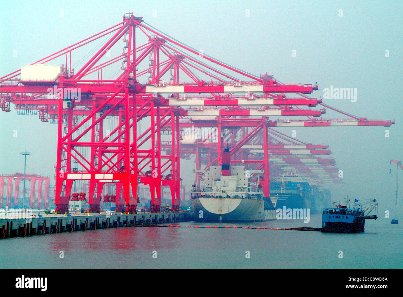 Shanghai port container ship hi-res stock photography and images - Alamy