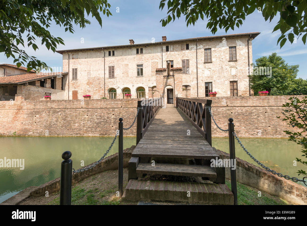 Castle moat drawbridge hi-res stock photography and images - Alamy