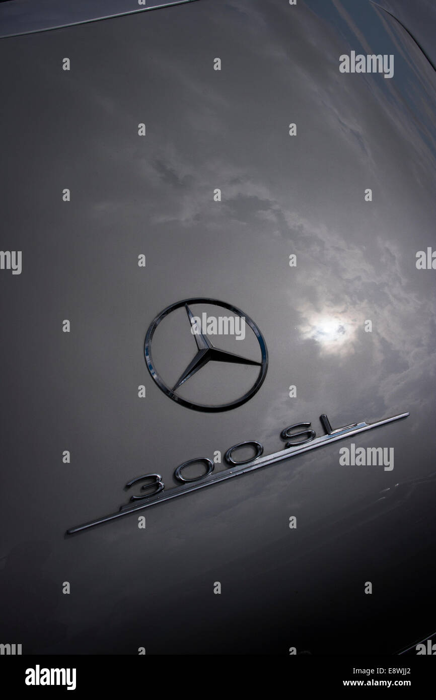 Mercedes car badge Stock Photo - Alamy