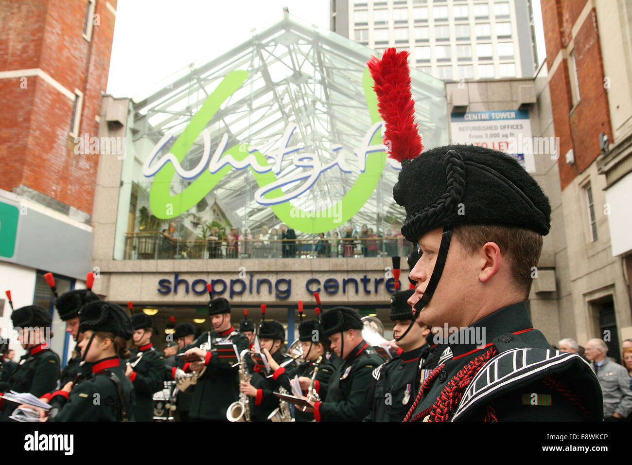 The 2nd Battalion of the Rifles march through the streets of Croydon ...