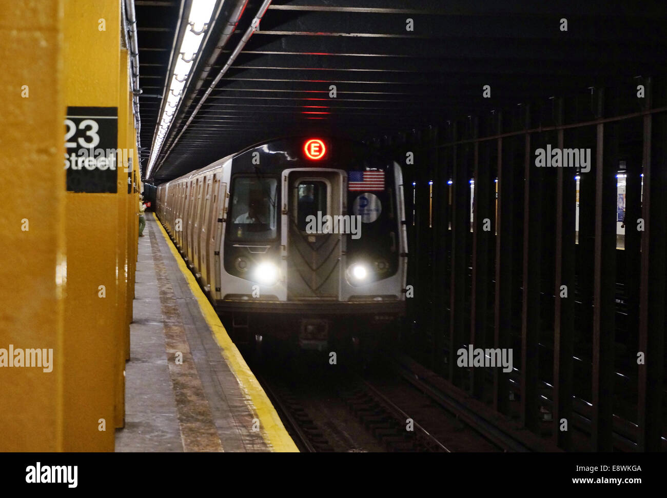 E train platform new york hi-res stock photography and images - Alamy