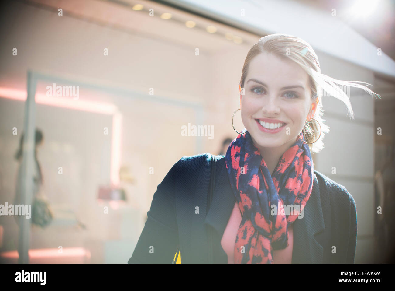 Women in front store hi-res stock photography and images - Alamy