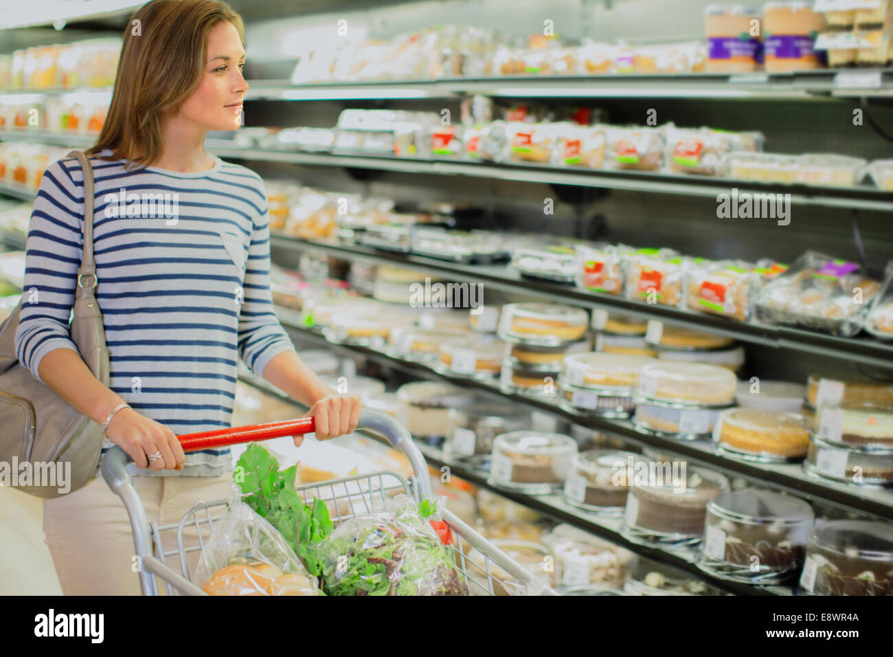 Woman grocery shopping hi-res stock photography and images - Alamy