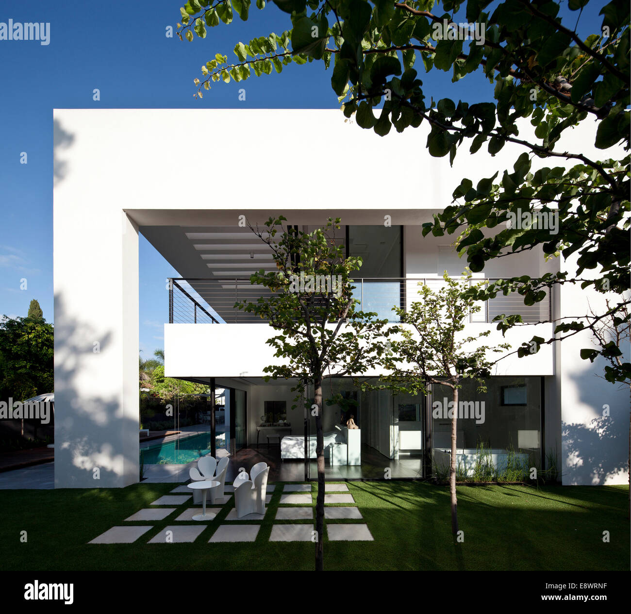 Double height exterior facade with terrace seating, Dahan House, Israel ...