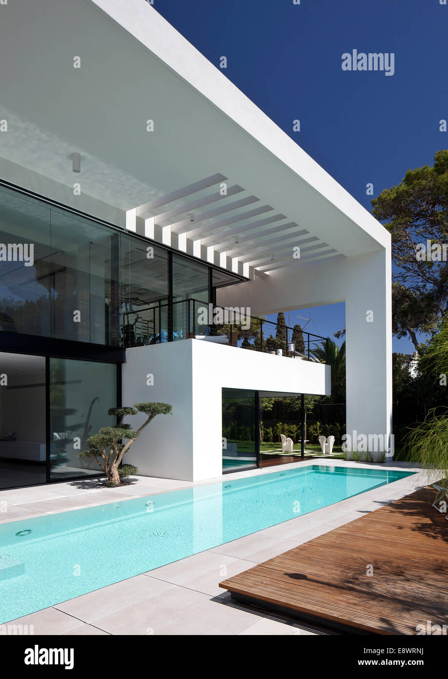 Double height exterior facade with swimming pool, Dahan House, Israel ...