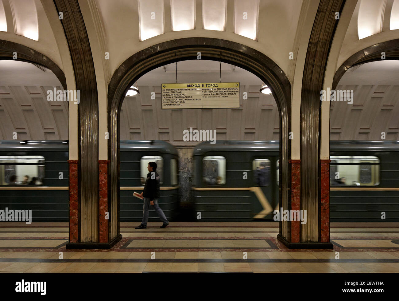 Train station interior 1930s hi-res stock photography and images - Alamy