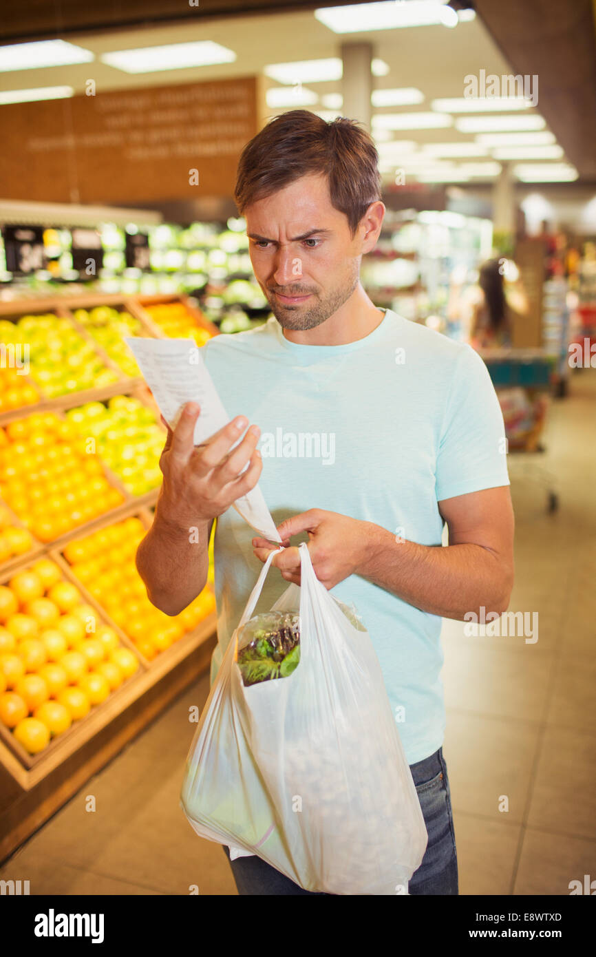 Supermarket receipt male hi-res stock photography and images - Alamy