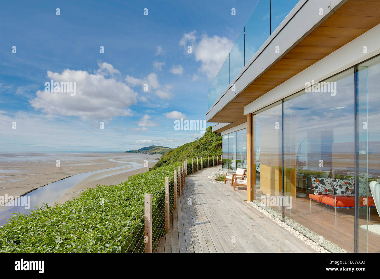 Uk modern beach house hi-res stock photography and images - Alamy