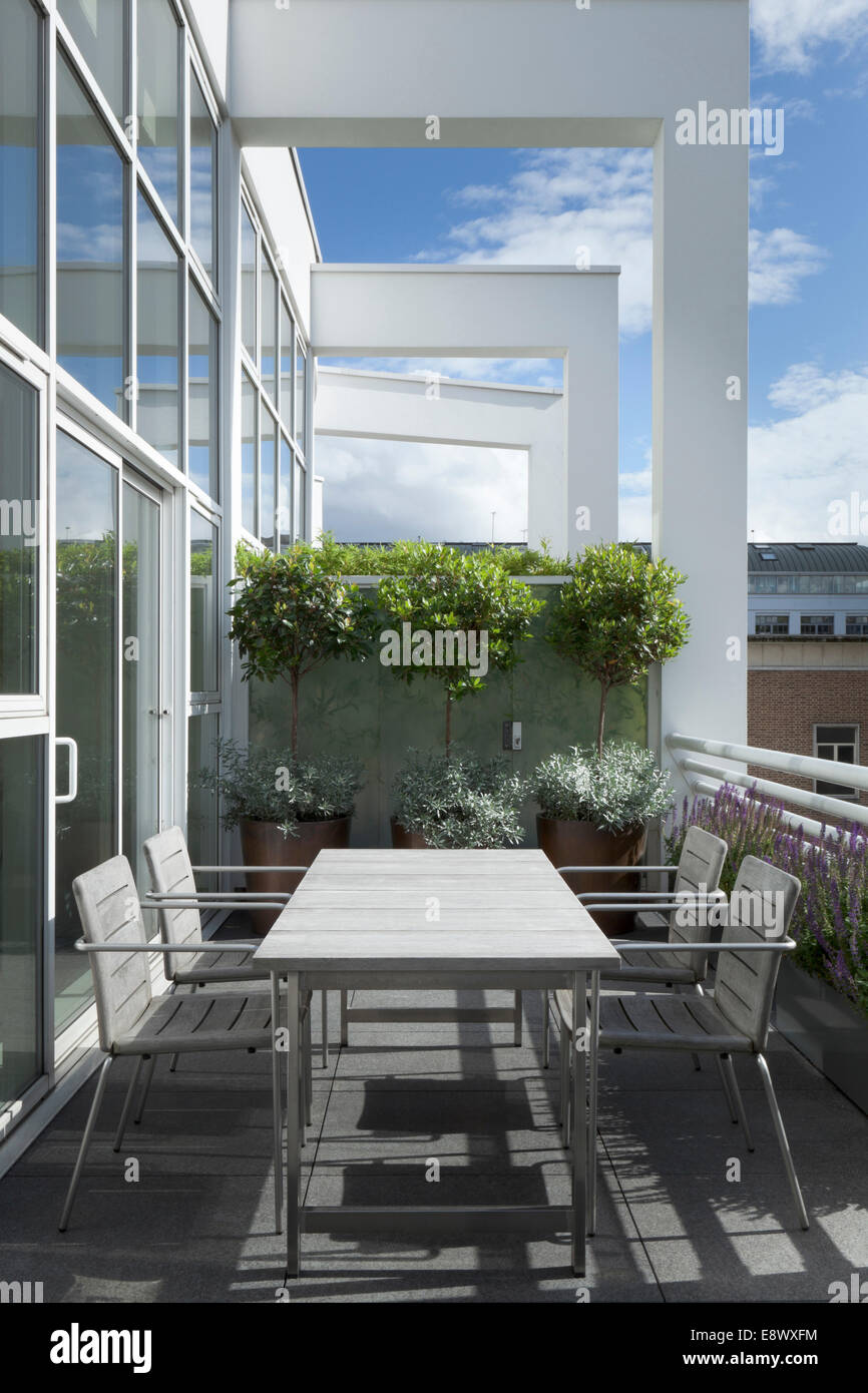 Contemporary wood and tubular steel table and chairs. Exposed structure ...