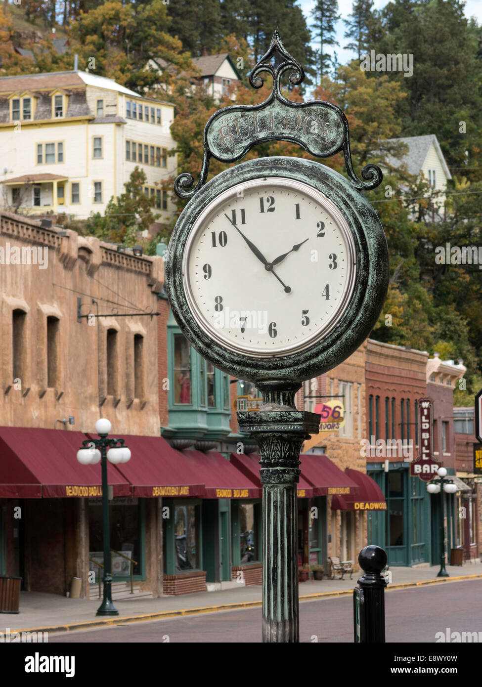 Small town america street clock hi-res stock photography and images - Alamy
