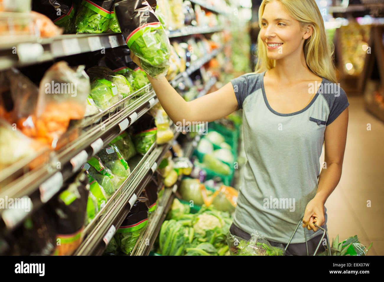 Woman shopping in grocery store Stock Photo - Alamy