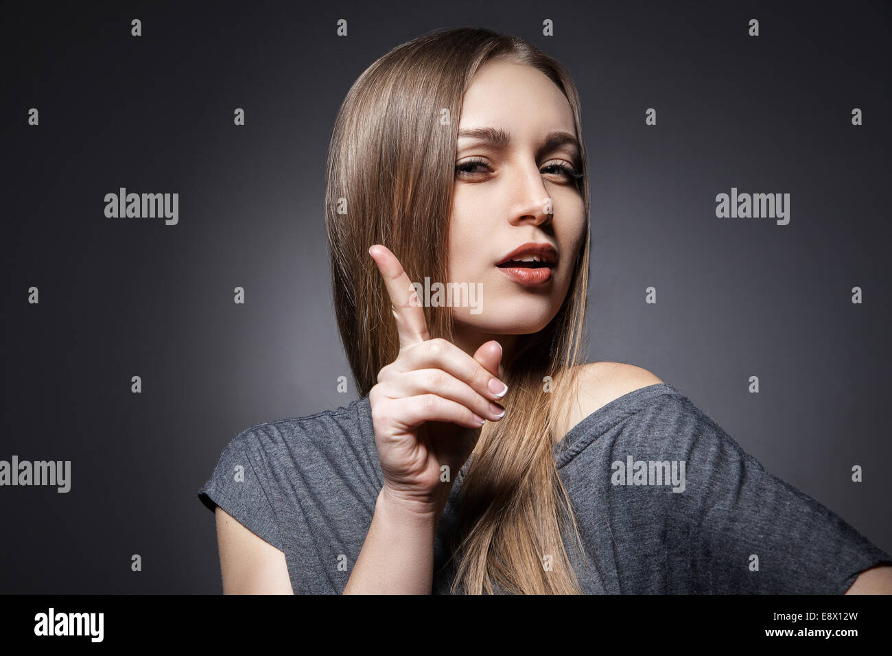 Woman having a good idea on dark grey Stock Photo - Alamy