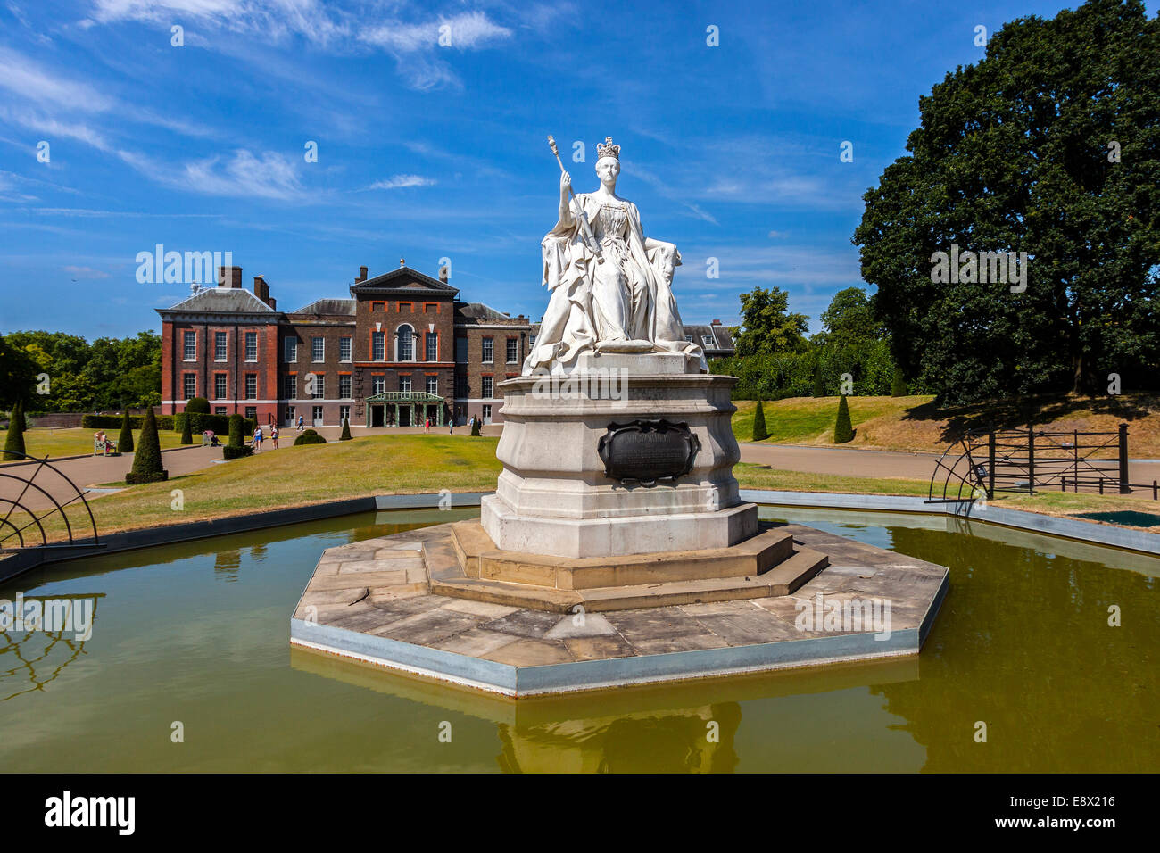Kensington palace gardens hi-res stock photography and images - Alamy