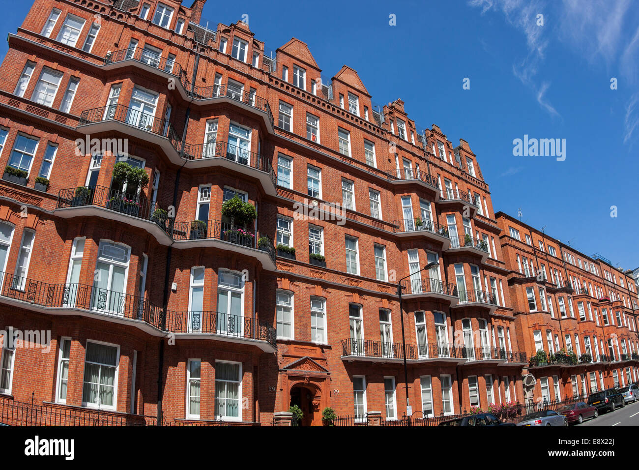 Palace gate mansions hi-res stock photography and images - Alamy