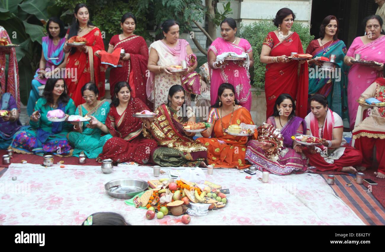 Hindu married women offer rituals and prayers during the "Karva Chauth ...