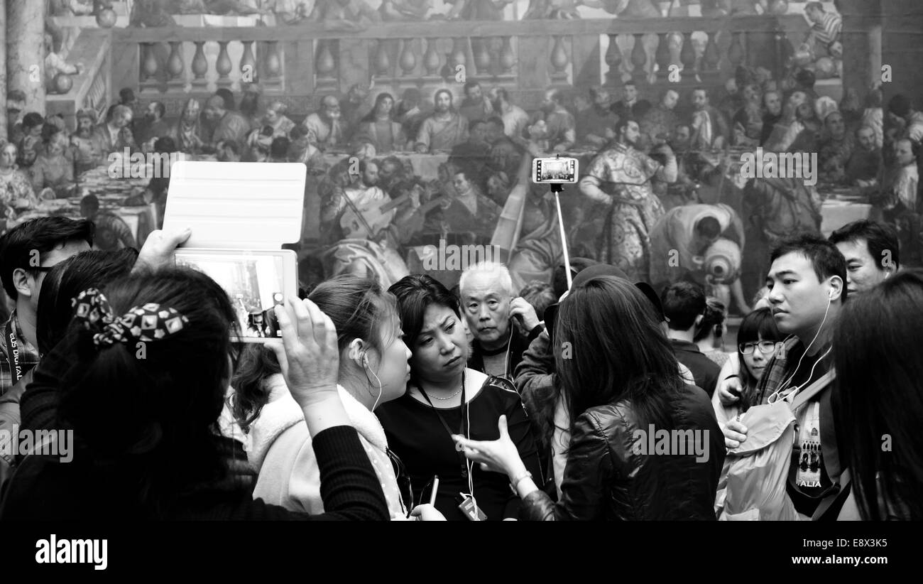 Louvre Crowd Scene Stock Photo - Alamy