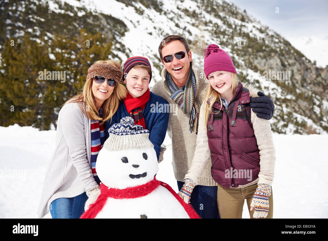 Snowman family hi-res stock photography and images - Alamy