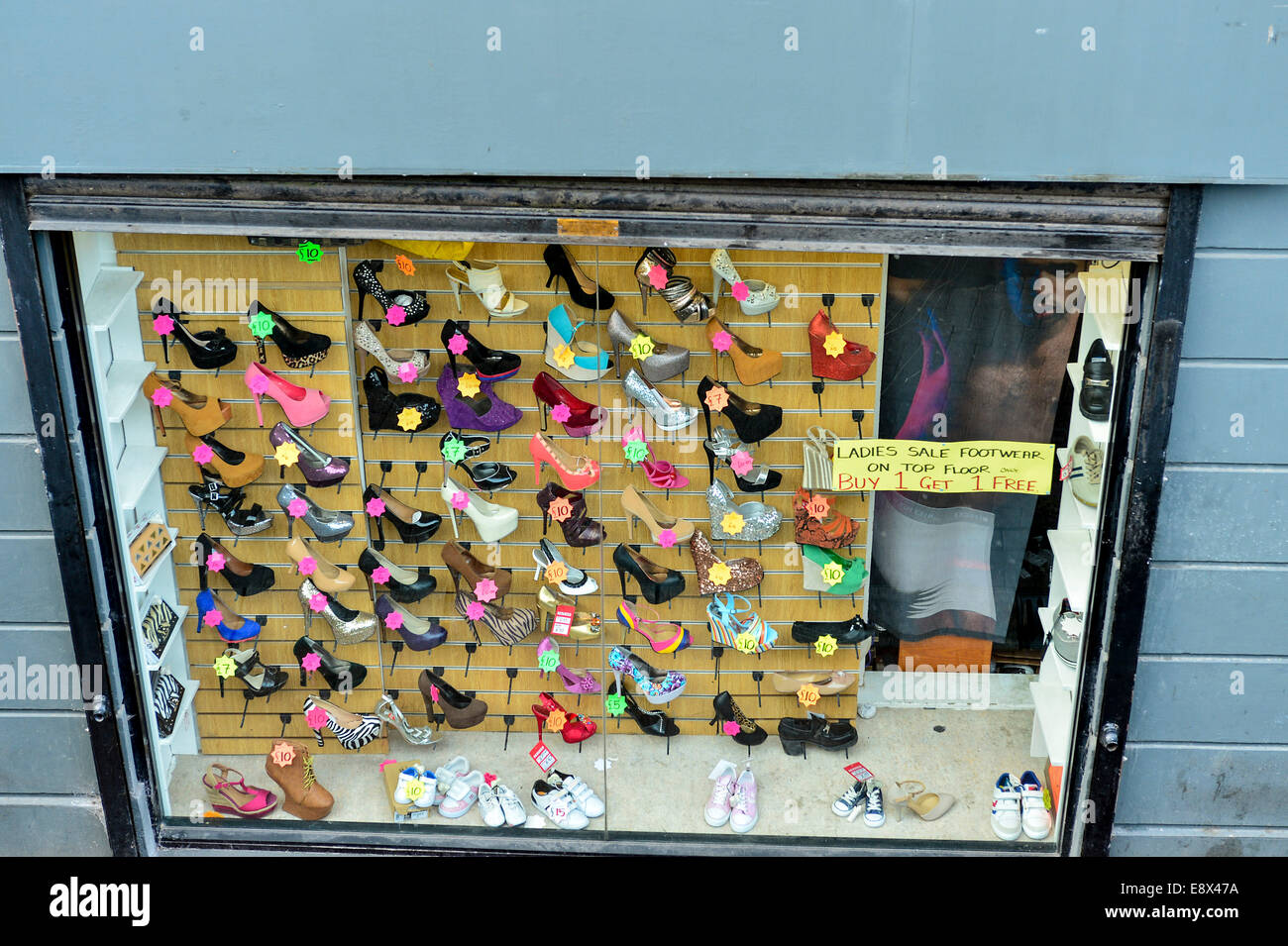 Shoes shop window hi-res stock photography and images - Alamy