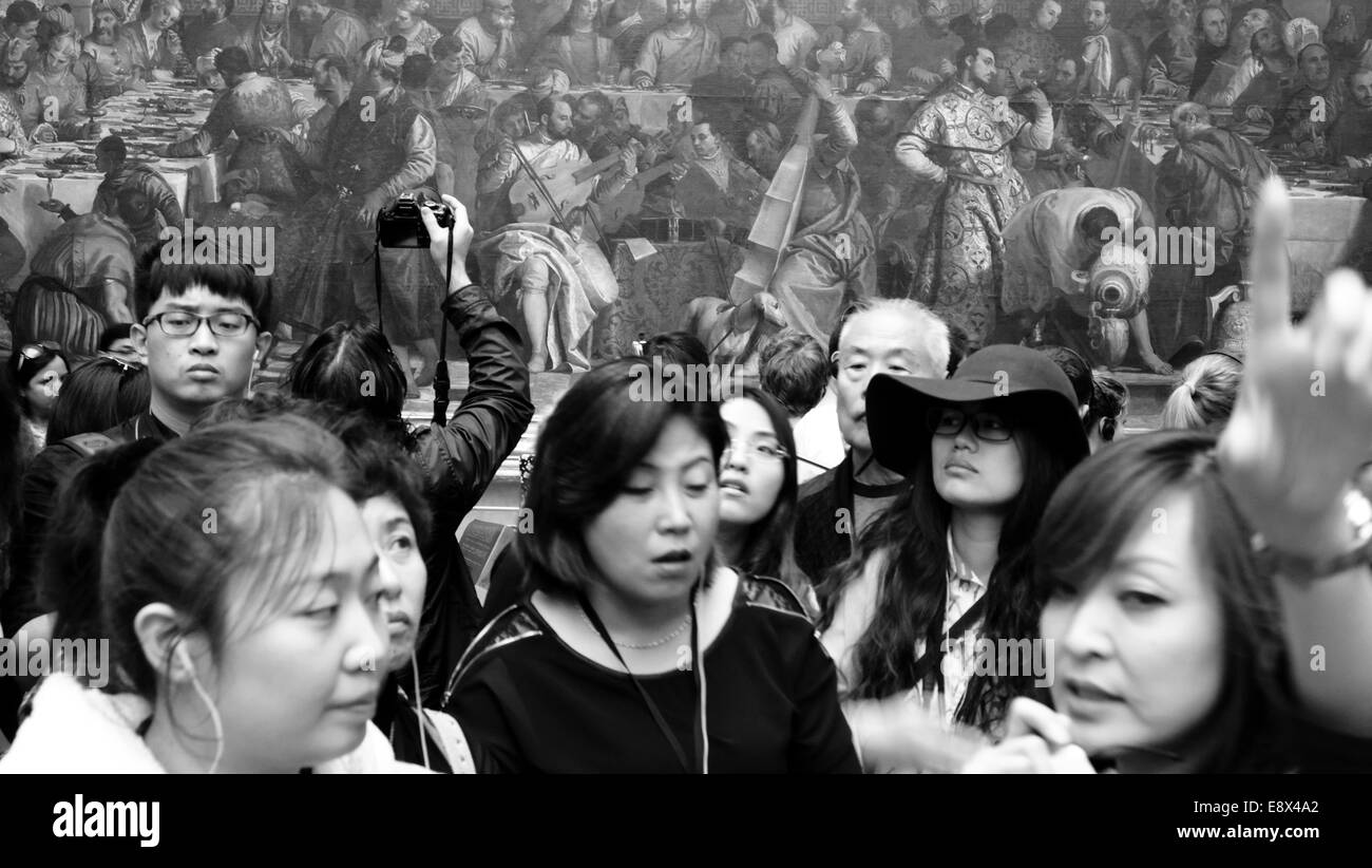 Louvre Crowd Scene Stock Photo - Alamy