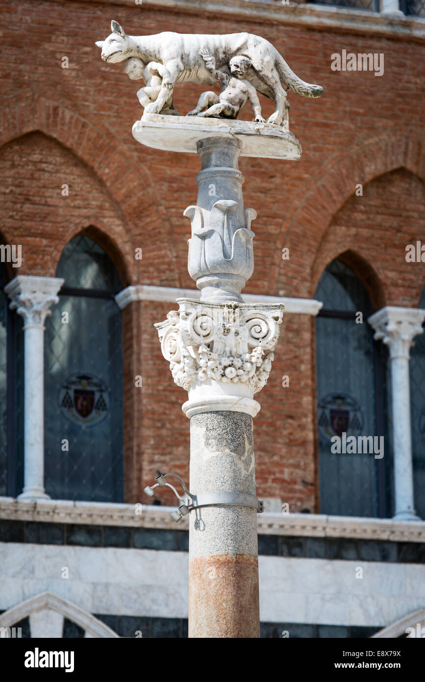 Sienese wolf in the Piazza del Duomo, Siena, Italy Stock Photo - Alamy