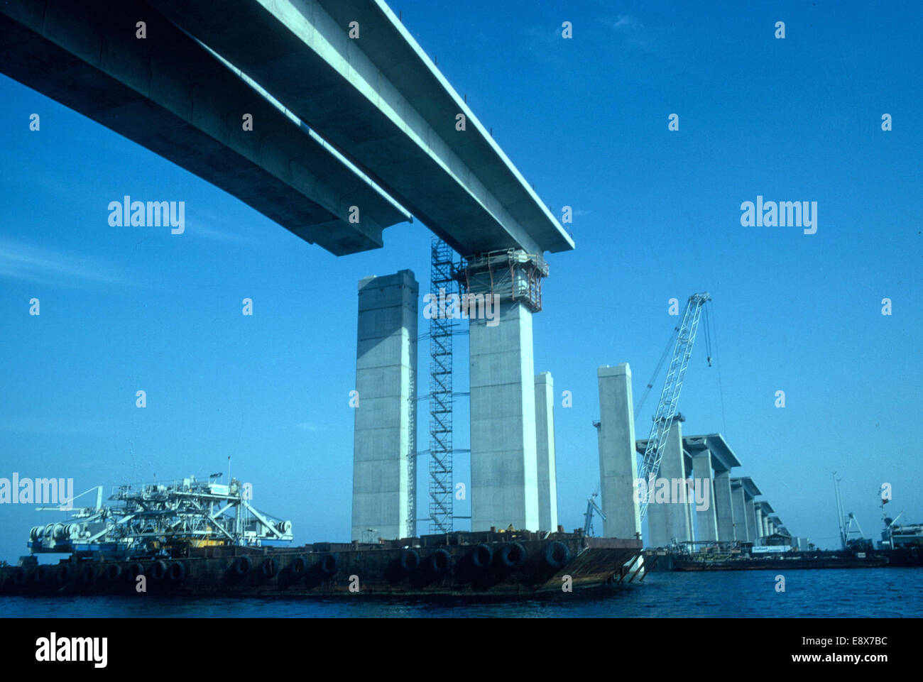 Final links in the building of the King Fahd causeway to Saudi Arabia ...