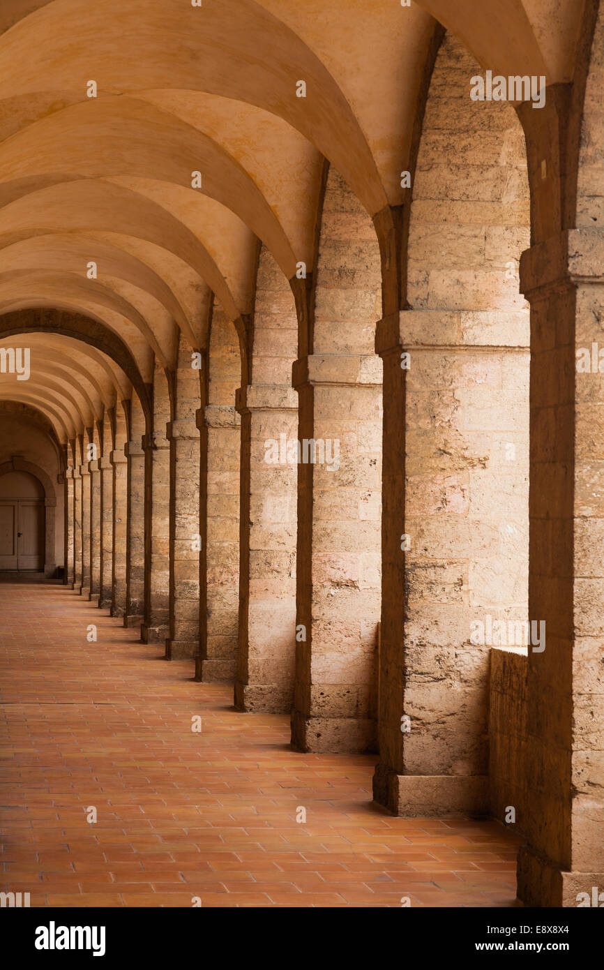 Open arched arcade hi-res stock photography and images - Alamy