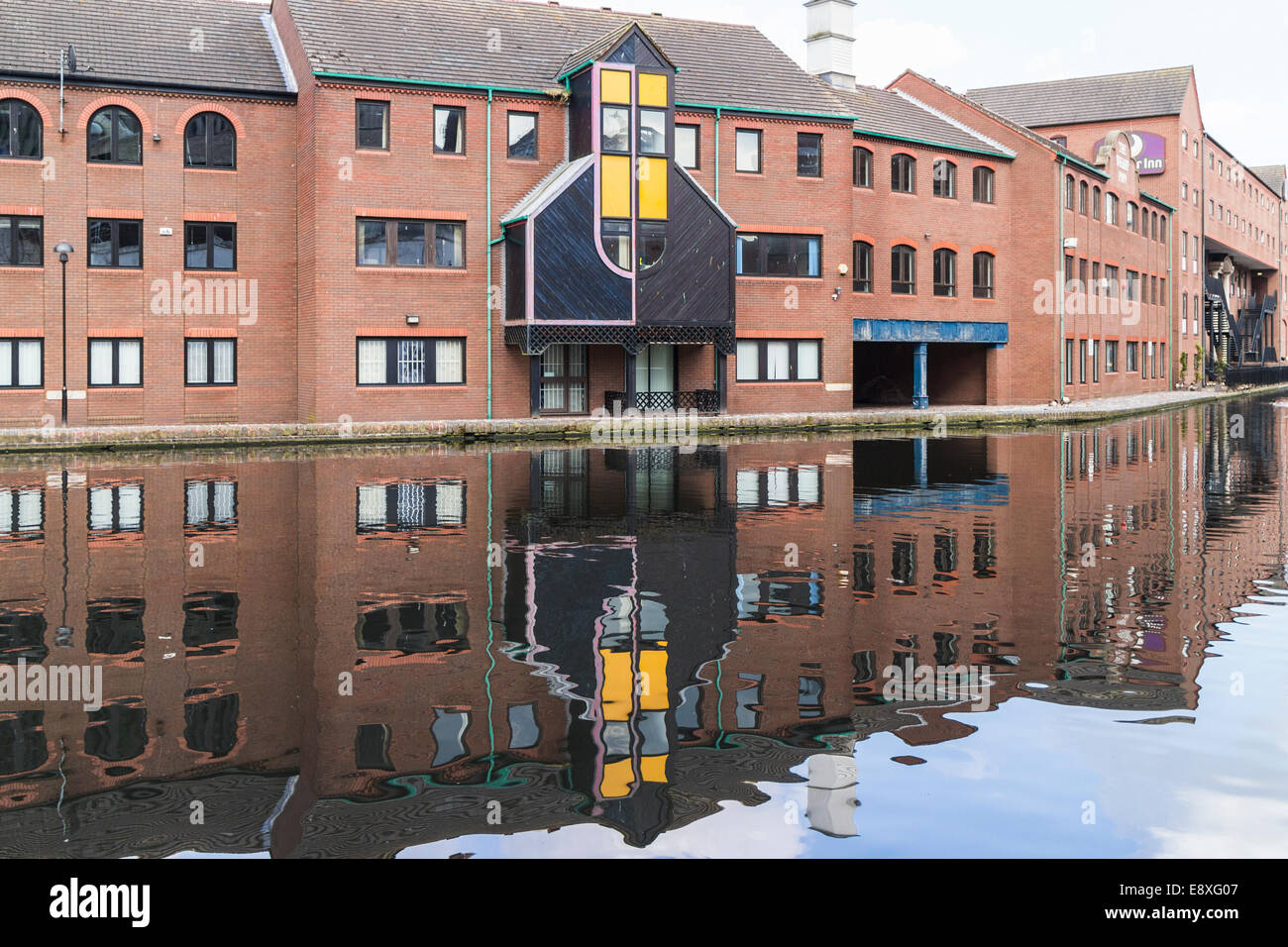 Canalside building hi-res stock photography and images - Alamy