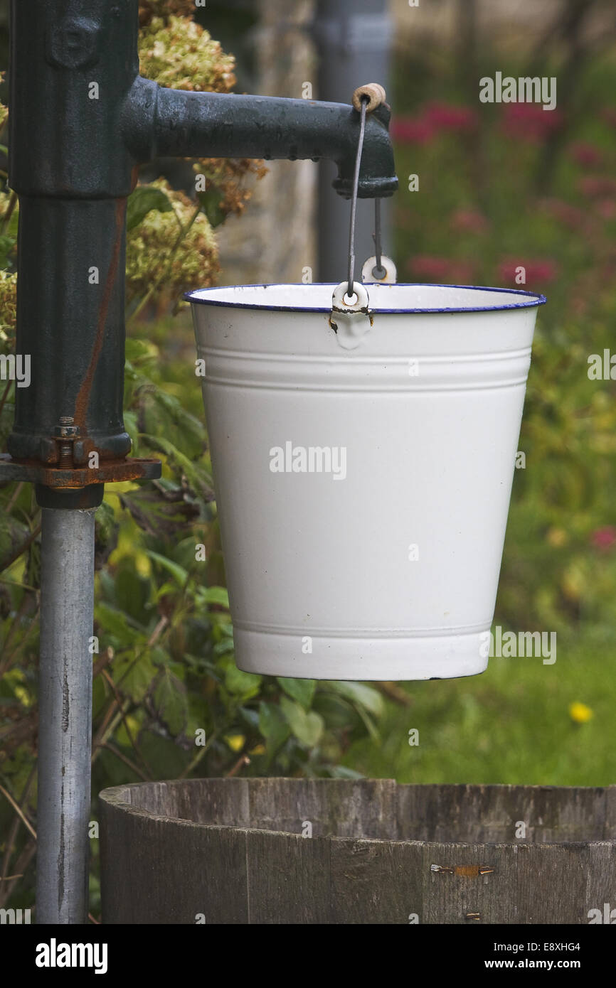 Fill the bucket hi-res stock photography and images - Alamy