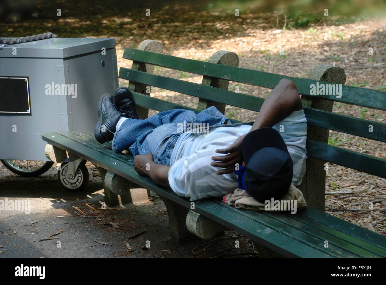 Worker sleeping on park bench Stock Photo - Alamy