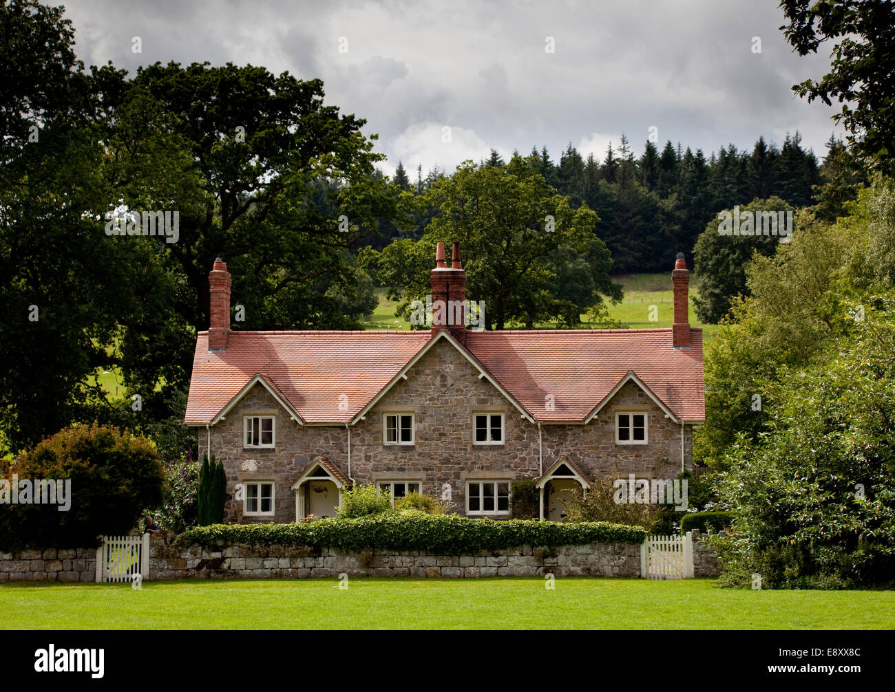 Rural cottage in the sun Stock Photo - Alamy