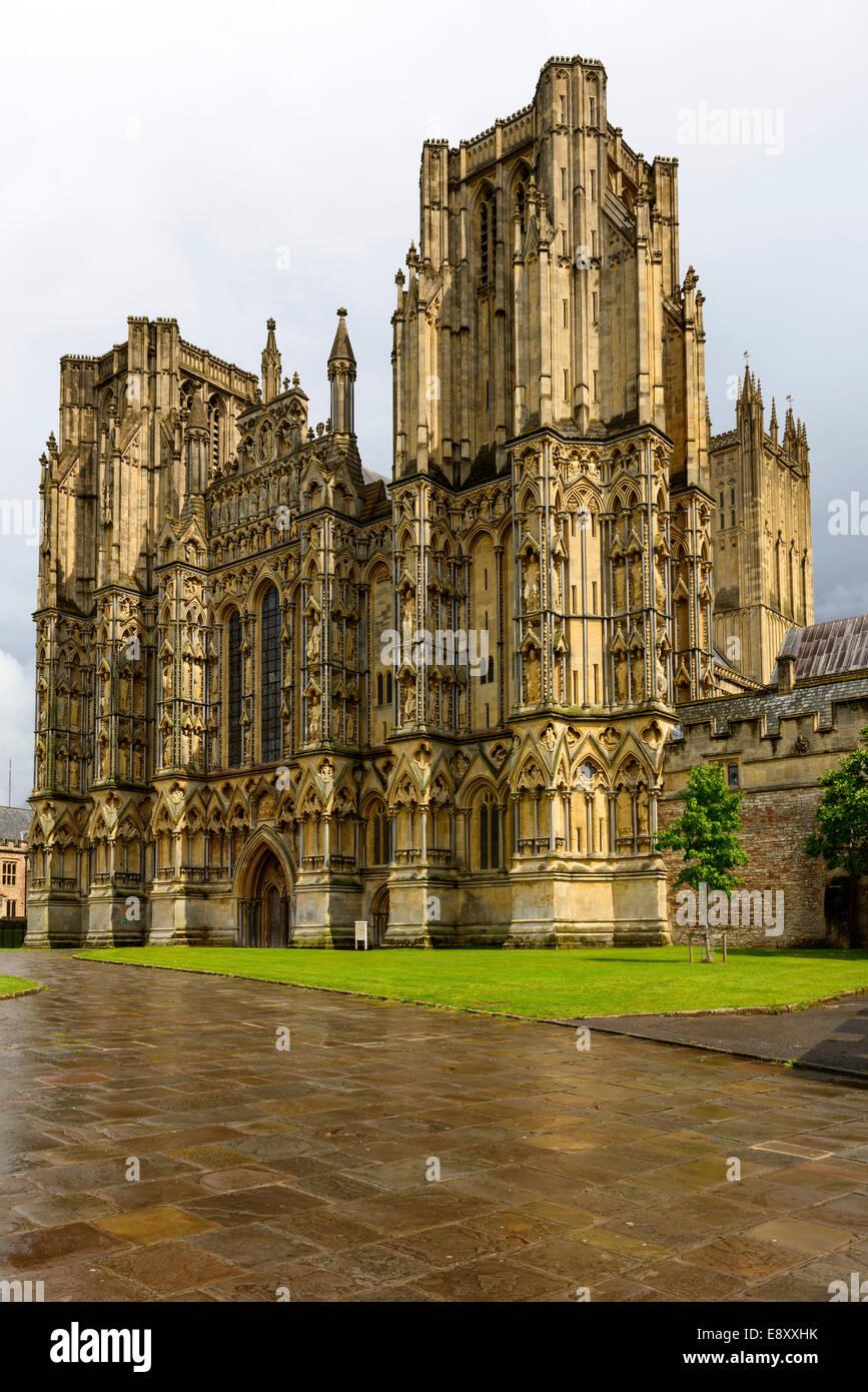 Massive architecture hi-res stock photography and images - Alamy