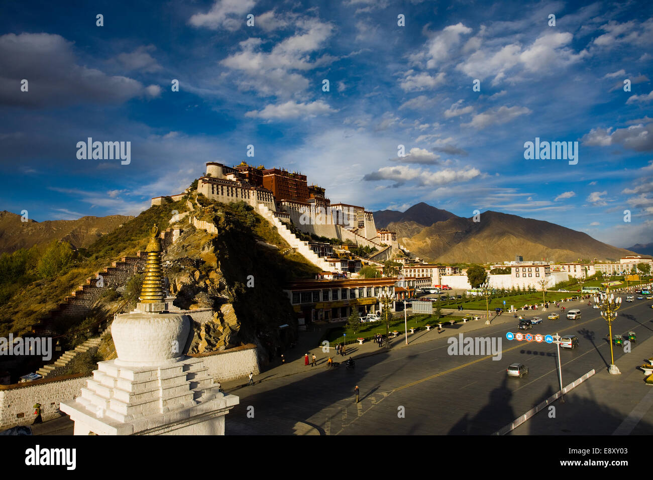 Tibetan palace hi-res stock photography and images - Alamy