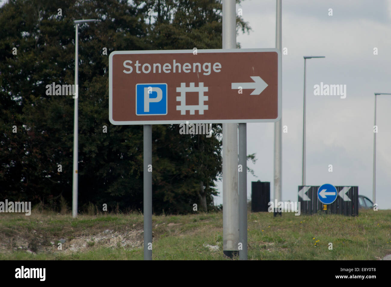 English Heritage signpost for parking at Stonehenge visitor site ...
