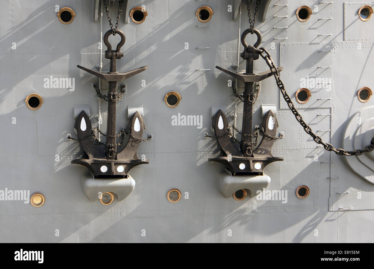 Two anchors hi-res stock photography and images - Alamy
