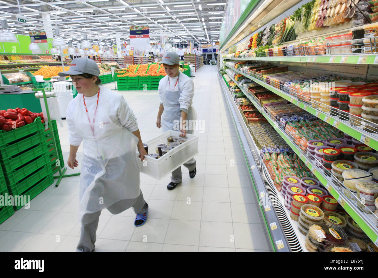 Worker in supermarket Stock Photo - Alamy