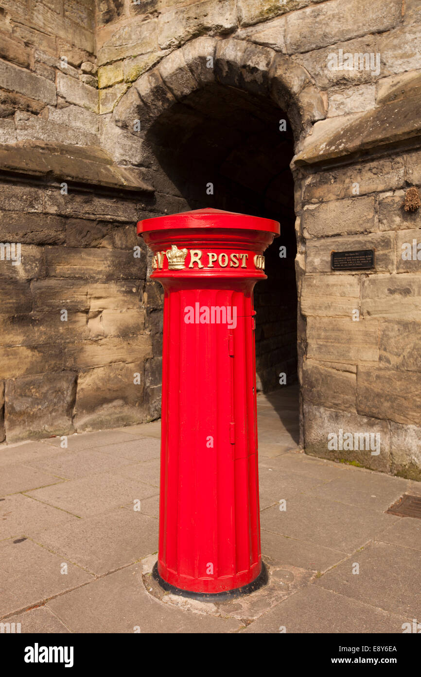 Victorian pillar box post box hi-res stock photography and images - Alamy
