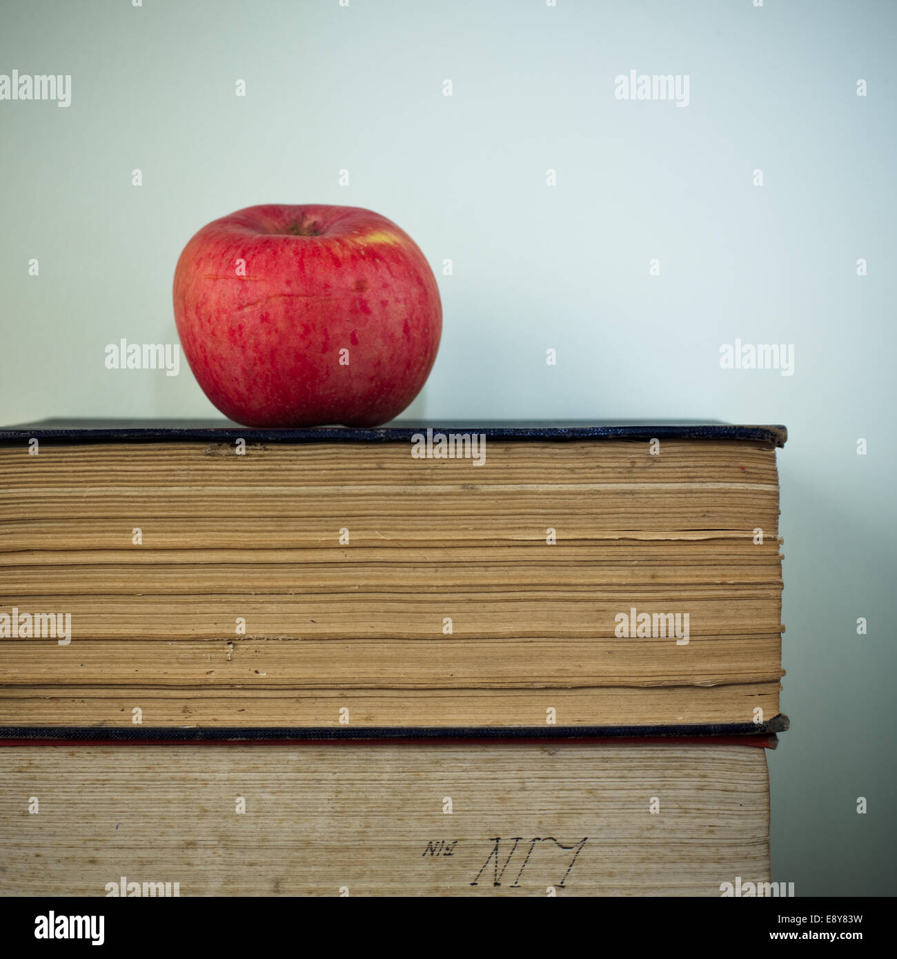 book and apple Stock Photo - Alamy