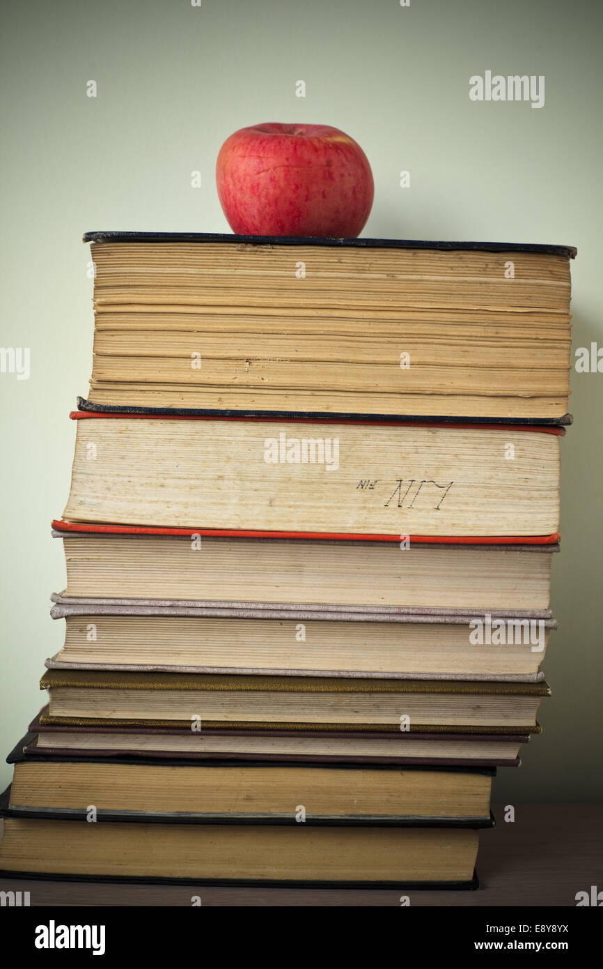 book and apple Stock Photo - Alamy