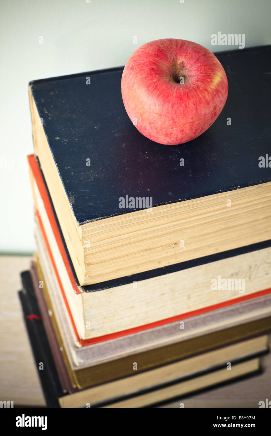 book and apple Stock Photo - Alamy