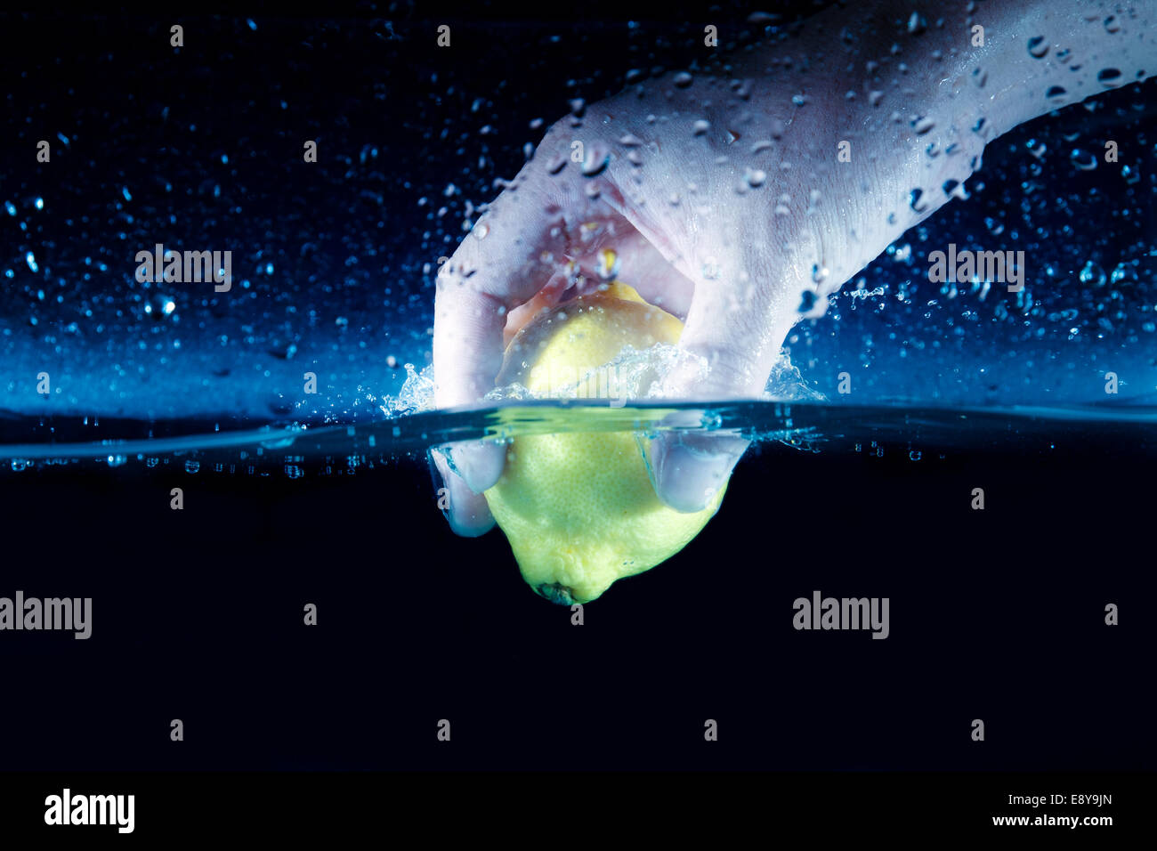 See wasser hand hi-res stock photography and images - Alamy