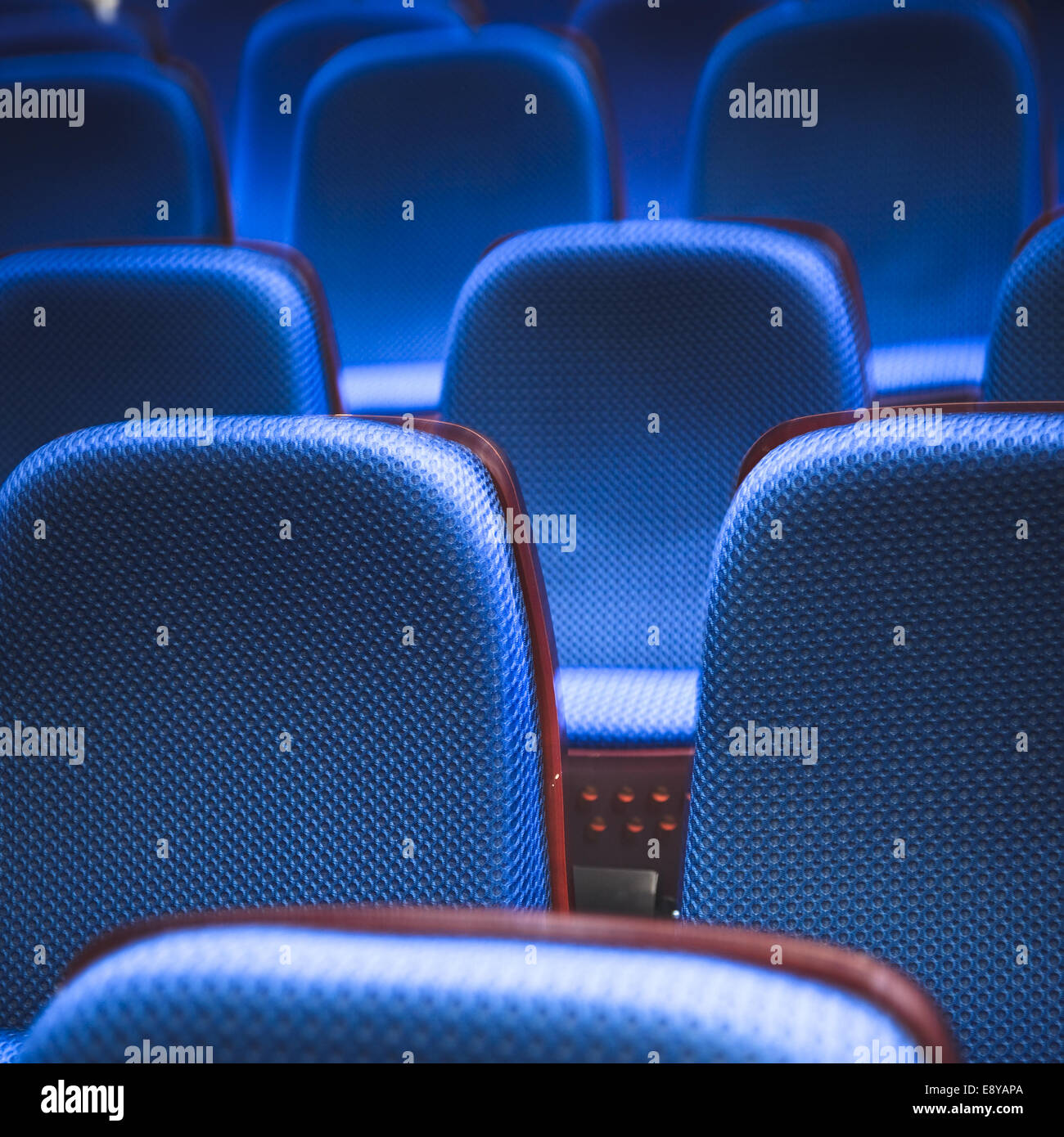 Empty crowd hi-res stock photography and images - Alamy
