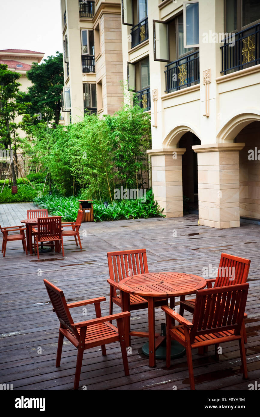 Courtyard seats hi-res stock photography and images - Alamy
