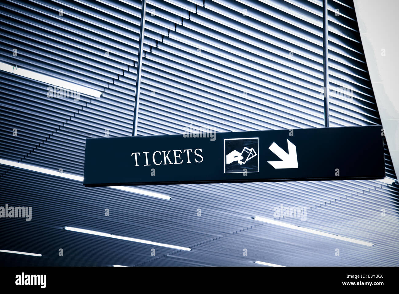 Boarding plane sign hi-res stock photography and images - Alamy