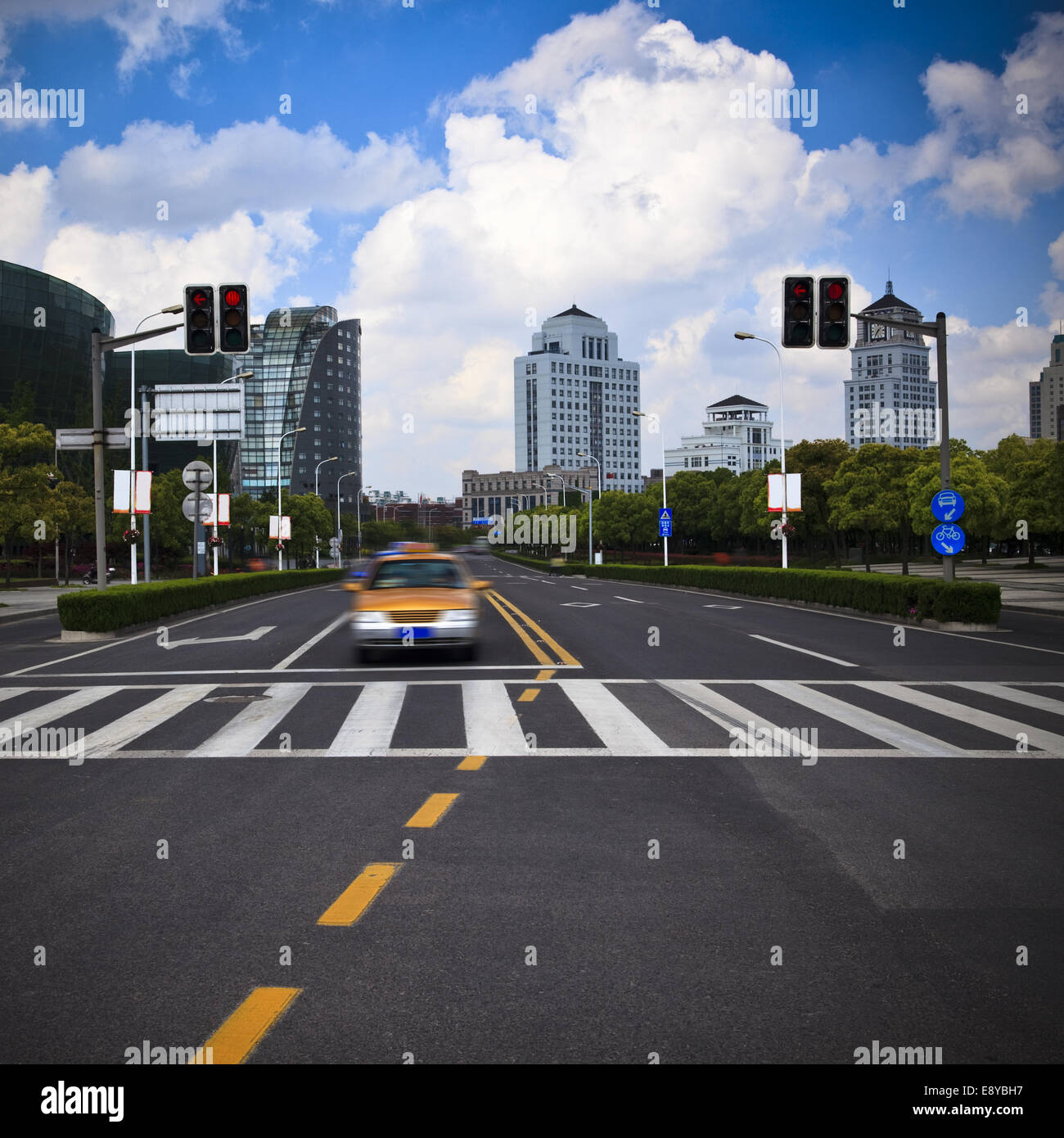 City scene hi-res stock photography and images - Alamy