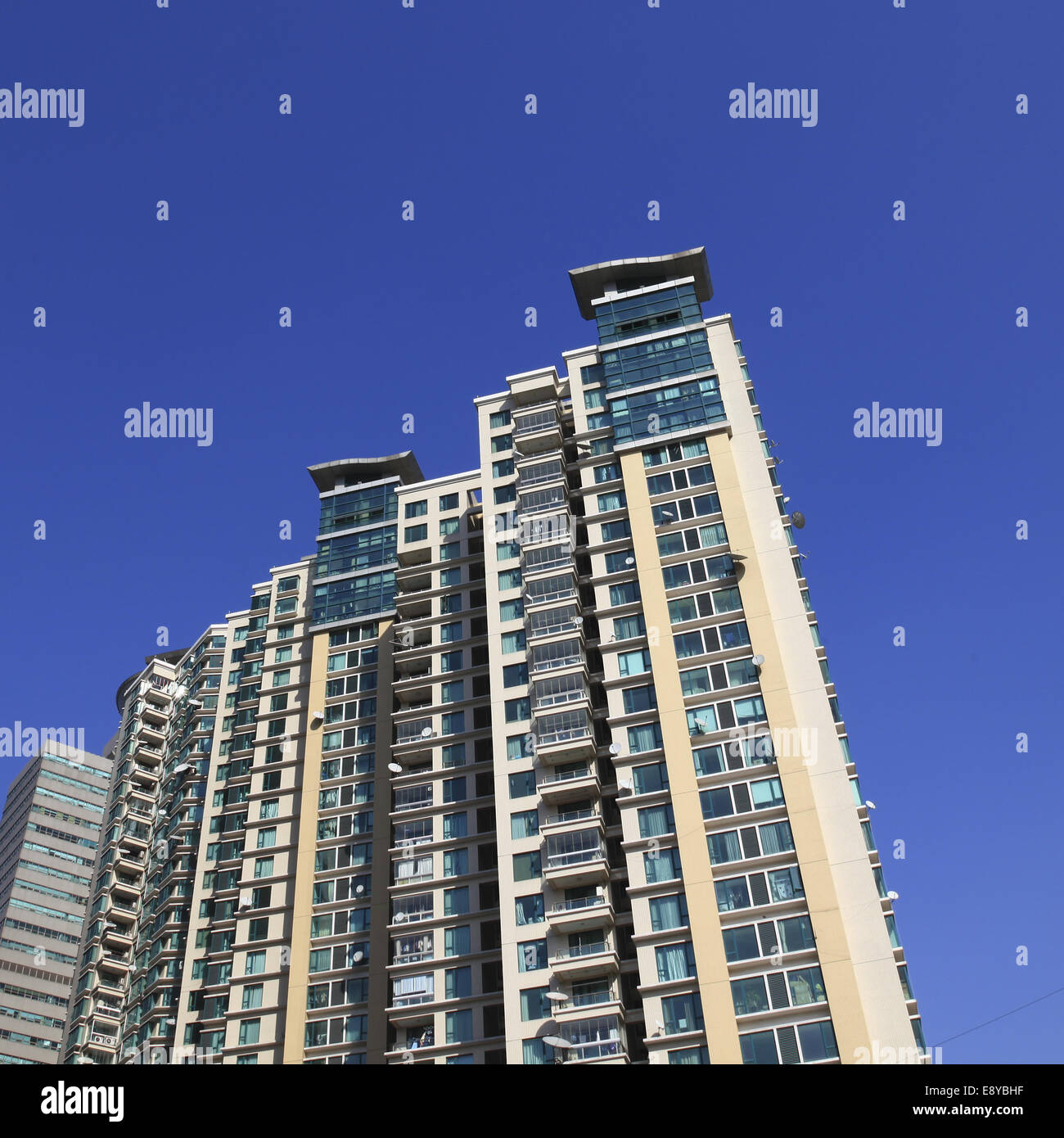 Modern building sky reflecting hi-res stock photography and images - Alamy