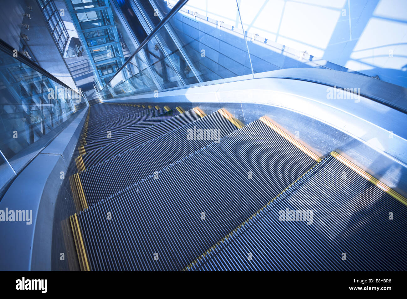 Escalator sign hi-res stock photography and images - Alamy